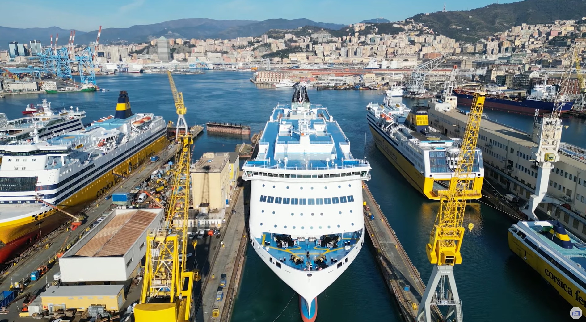 Moby Fantasy: manovre di precisione per l'ingresso nel bacino di ...