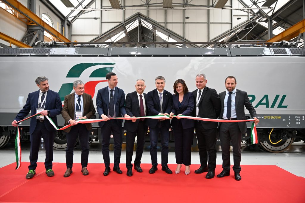 La prima locomotiva Alstom Traxx Universal DC equipaggiata con Ultimo ...