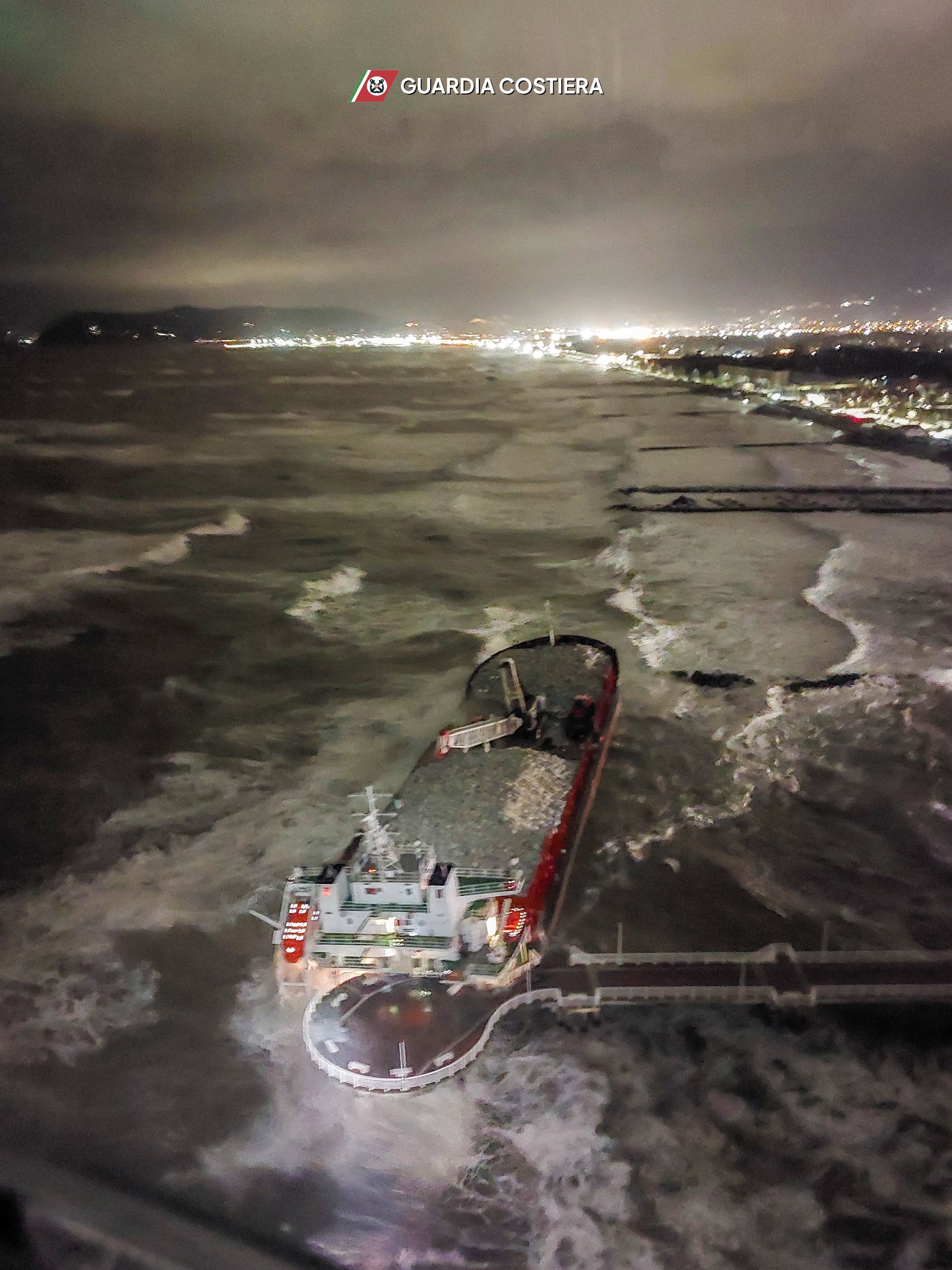 Mare mosso: la Guang Rong si arena sul pontile di Marina di Massa ...